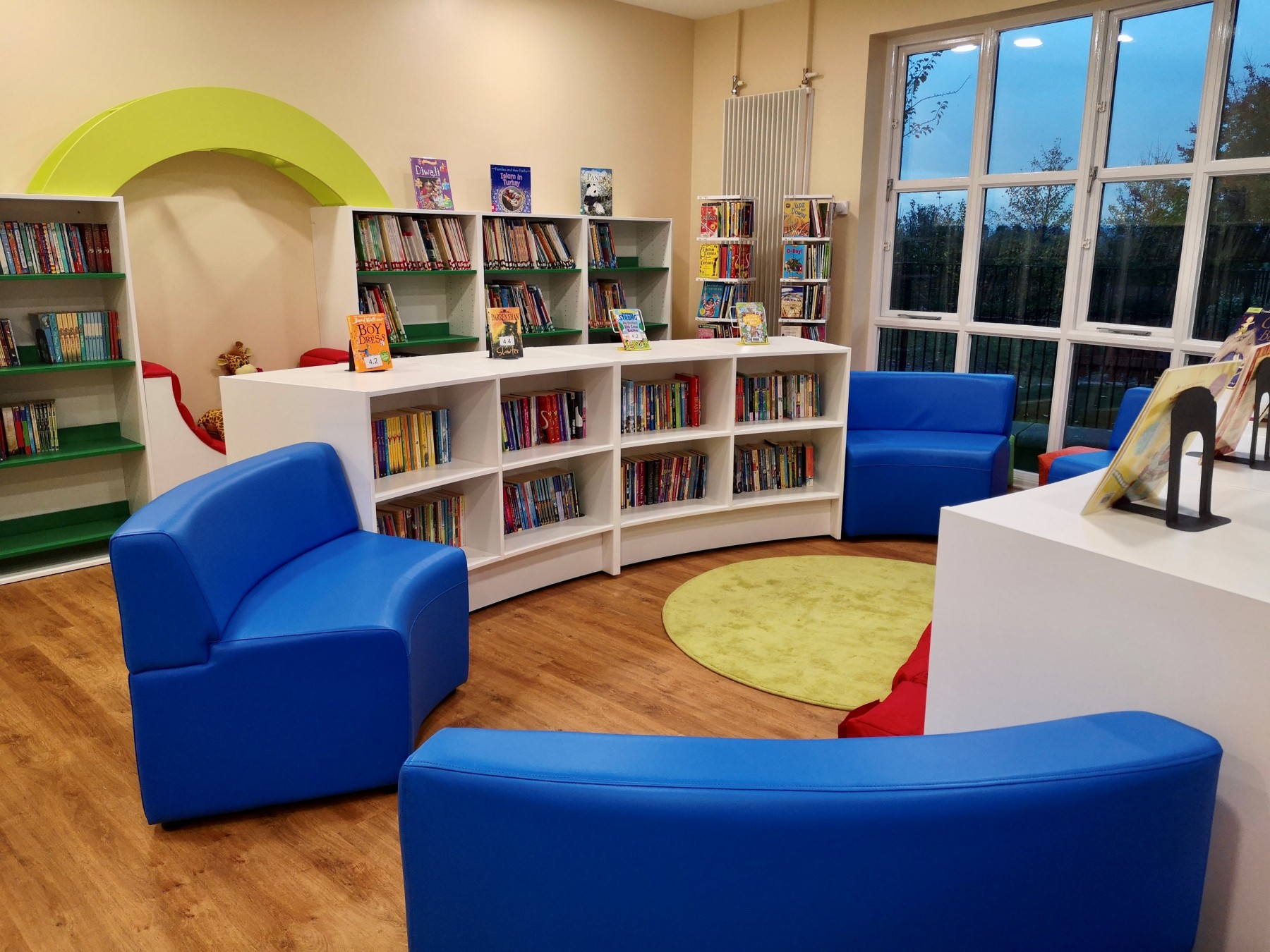 Heckmondwike Primary School library design case study - Peters